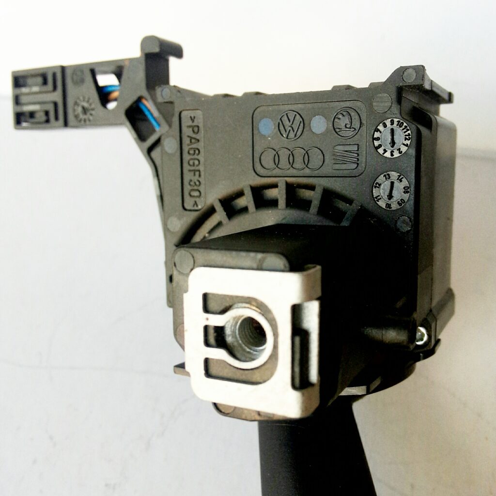 AUDI VW 7M0951253A (100) HELLA 4RA007793-08 реле 70А 12V оригінал нове ...